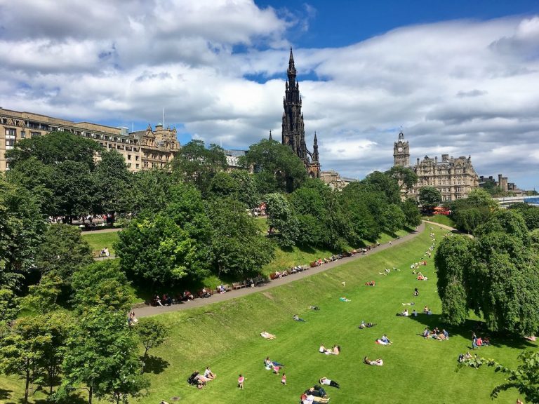 Dog-Friendly Edinburgh: Visiting Edinburgh with a Dog - Travelnuity